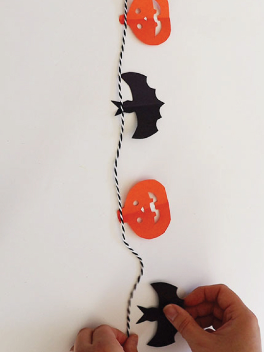 DIY Halloween Garland - Easy Tutorial - Pjs and Paint