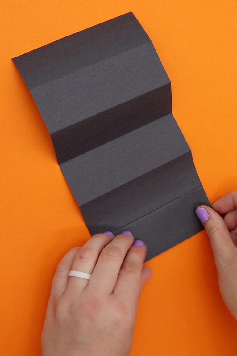 How to Make a Spider Paper Chain | Easy Halloween Crafts - Pjs and Paint