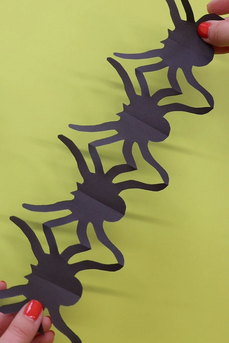 How to Make a Spider Paper Chain | Easy Halloween Crafts - Pjs and Paint