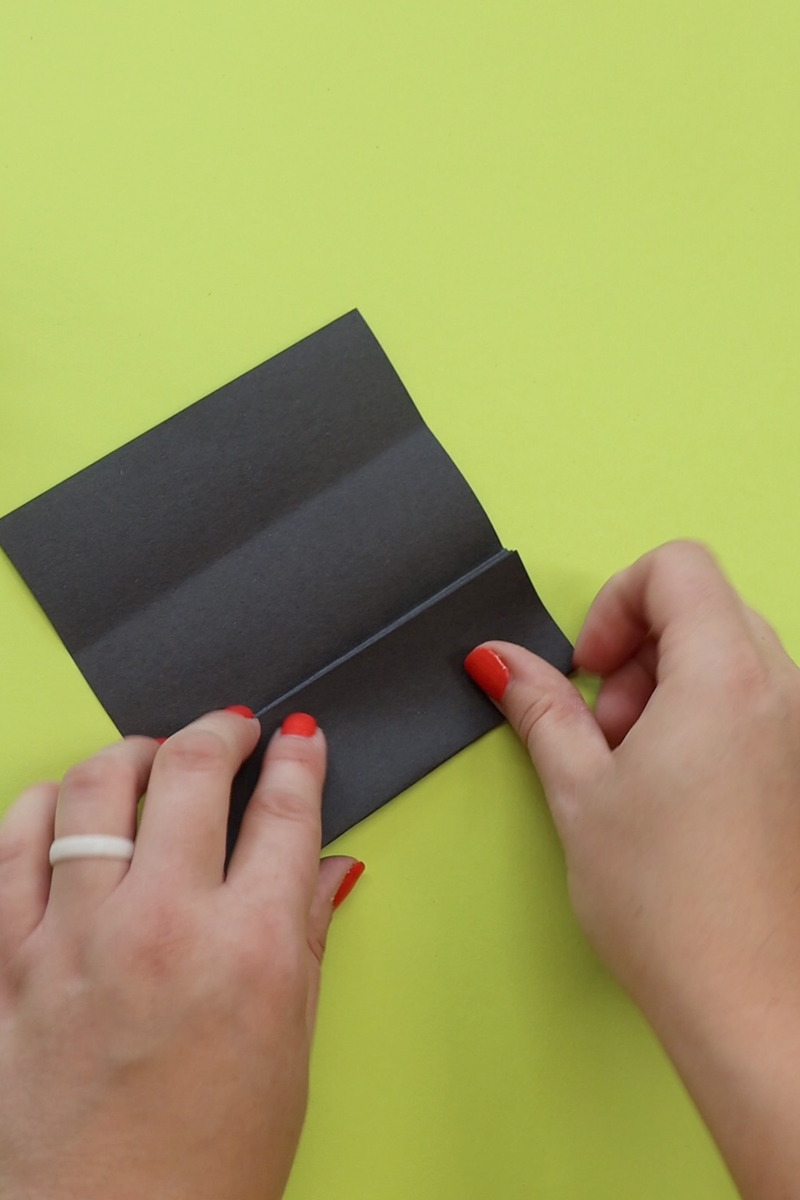 How to Make a Spider Paper Chain | Easy Halloween Crafts - Pjs and Paint